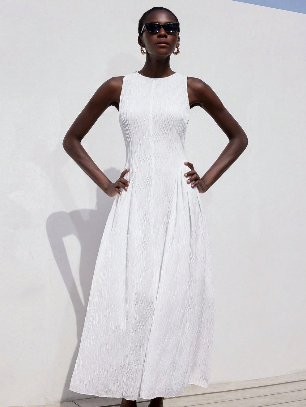Elegant Minimalist Split Crotch Sleeveless Dress with White Wave Patte ...