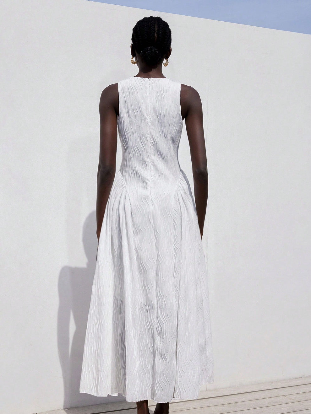 Elegant Minimalist Split Crotch Sleeveless Dress with White Wave Patte ...