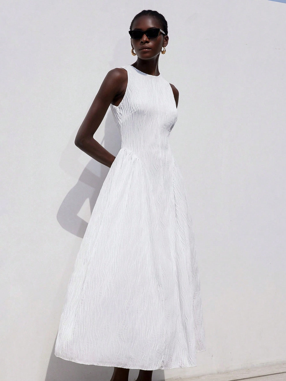 Elegant Minimalist Split Crotch Sleeveless Dress with White Wave Patte ...